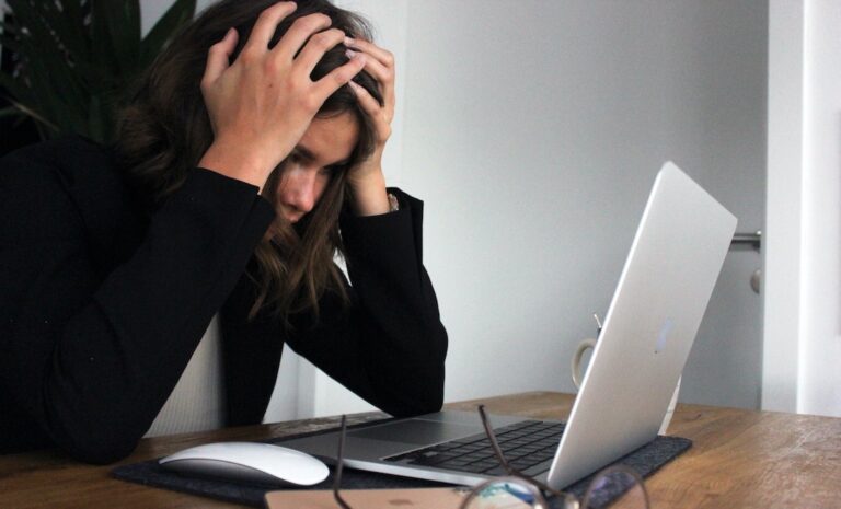 デスクワーカー必読！正しい椅子の座り方を作る6つのポイント – Work Conditioning Tips!